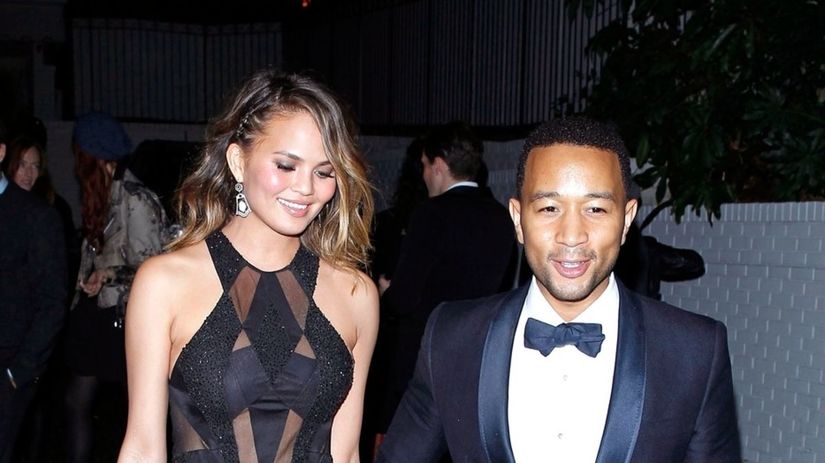 Najprv hlboký dekolt, potom priehľadná sukňa. A zavŕšila to hore bez! - Sexi šoubiznis - Koktail ...