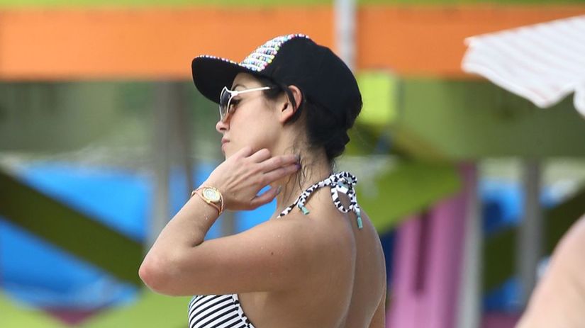 Obliny v útoku! Najprv všetci čumeli na zadok, potom do megavýstrihu - Sexi šoubiznis - Koktail ...