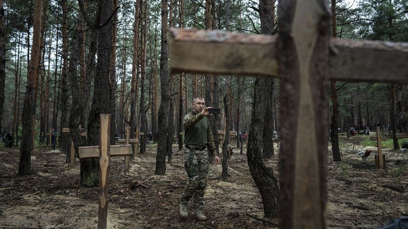 Pri Iziume našli v masovom hrobe stovky ľudí, niektorých umučených - Svet - Správy - Pravda