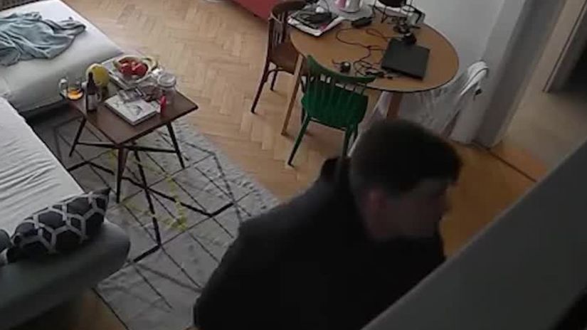 Vykradol byt v Ružinove, no bola v ňom kamera. Ak ste ho na videu spoznali, pomôžte polícii ...