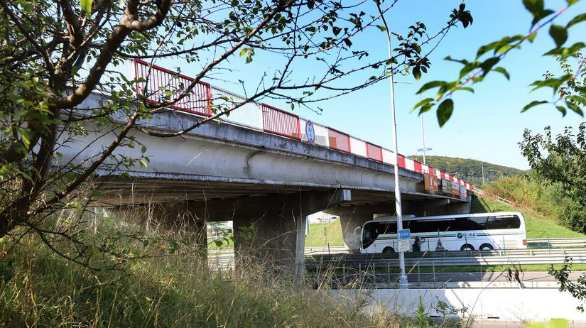 Most v Kremničke zbúrajú, jeho náhle uzavretie viedlo k šíreniu hoaxov. Doprava do Bystrice ...