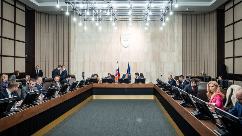 Vláda zaplatí za pomoc ukrajinským utečencom, do obnovy štátnych budov idú desiatky miliónov eur ...