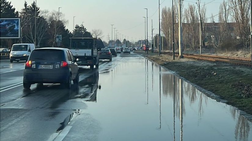 Na Račianskej ulici v Bratislave prasklo potrubie, cesta je pod vodou - Regióny - Správy - Pravda