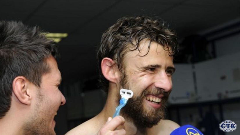 Hráči v šatni bujaro oslavovali. Kapitán Hanek prišiel i o bradu - Niké ...