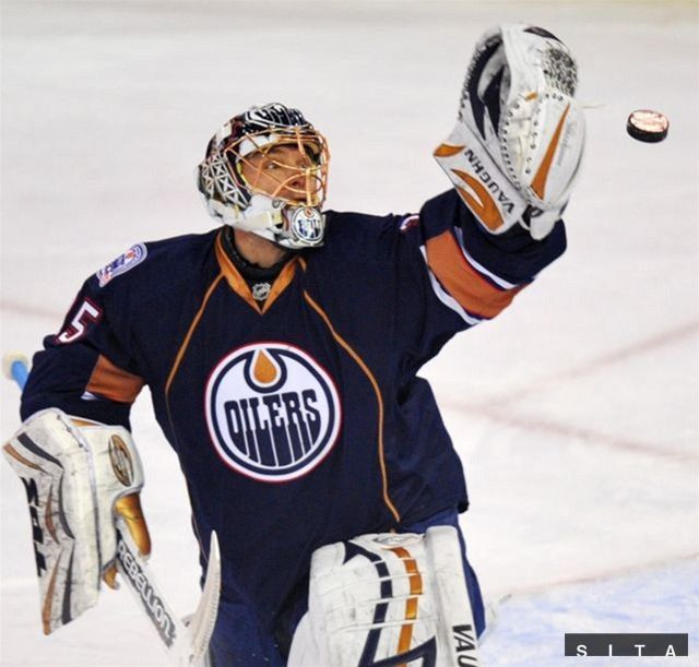 Budaj má nového konkurenta, Anaheim si udržal legendu, veľké brankárske ...