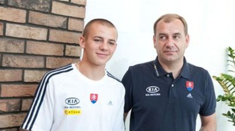 Už vyjdem po schodoch. Chcem ísť za vnukom, vraví najstarší Weiss ...