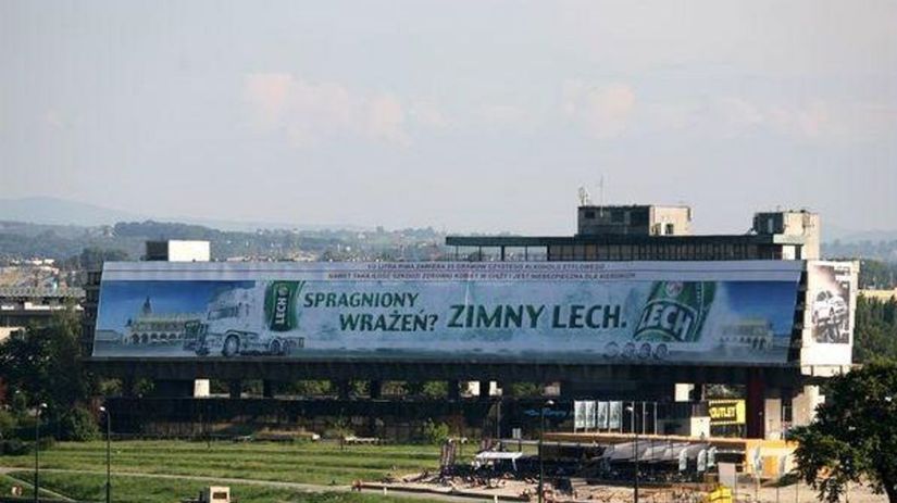 Pri hrobke zosnulého Kaczyńského je reklama na 'studeného Lecha' - Svet ...