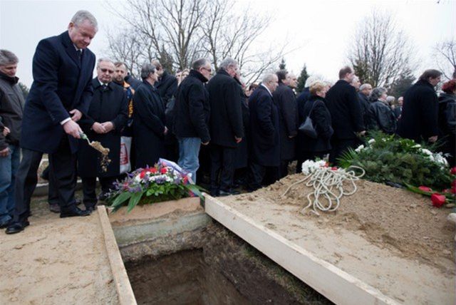 V Bernolákove sa rozlúčili s Jánom Popluhárom, futbalovou legendou ...