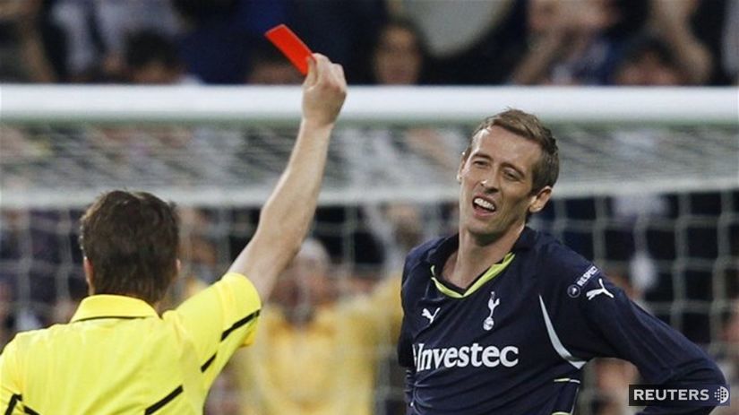 Crouch sa spoluhráčom ospravedlnil. Po vylúčení je aj tak za hlupáka ...