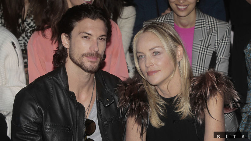 Láska alebo inscenácia pre paparazzov? Sharon Stone a jej zajačik ...