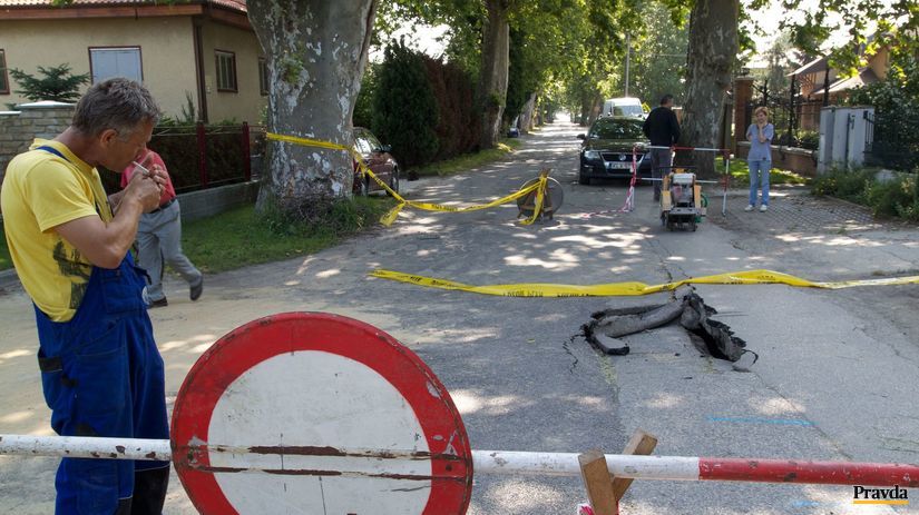 Na Alžbetinom ostrove sa prepadla cesta - Domáce - Správy - Pravda