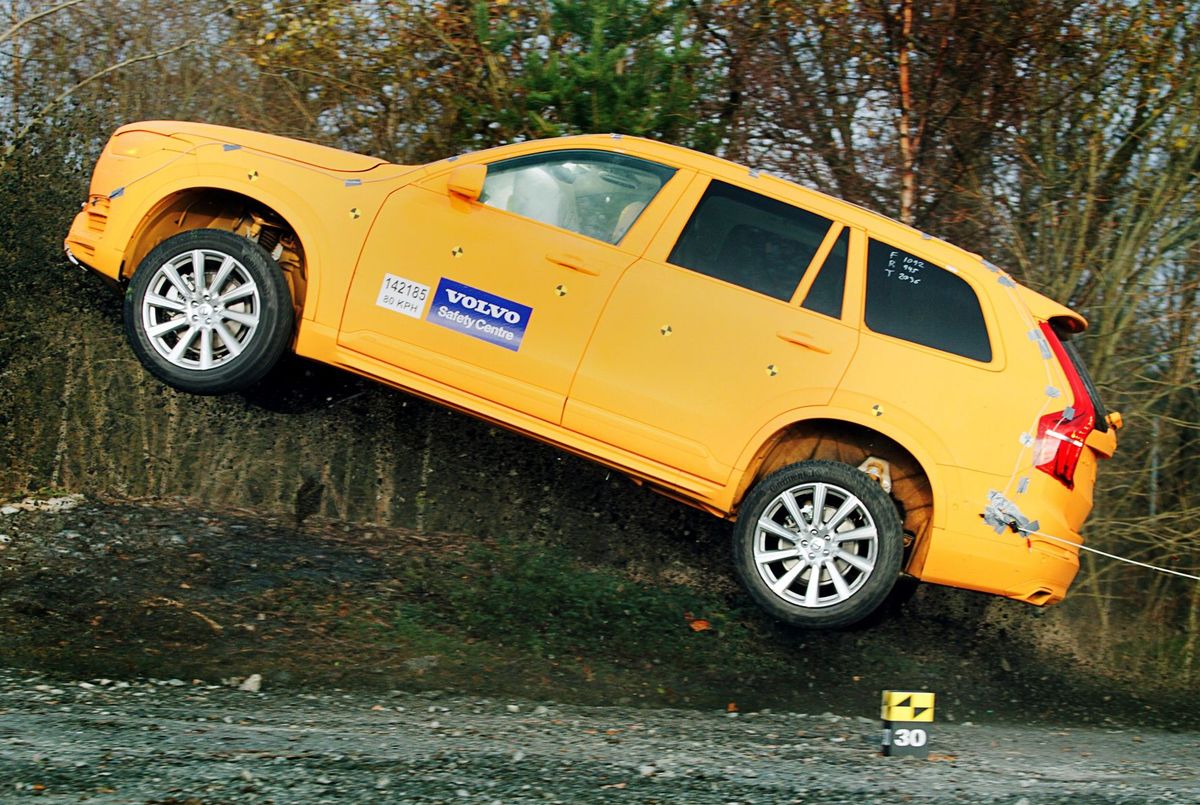 Run Off Road Protection: Volvo chráni posádku aj po zídení z cesty ...