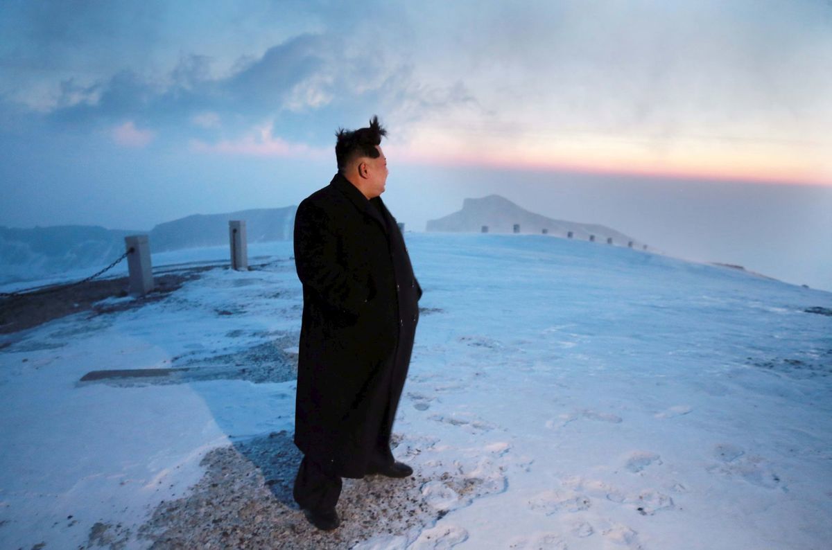 Kim Čong-un je hrdina. Zdolal najvyššiu horu v obleku a kožených ...