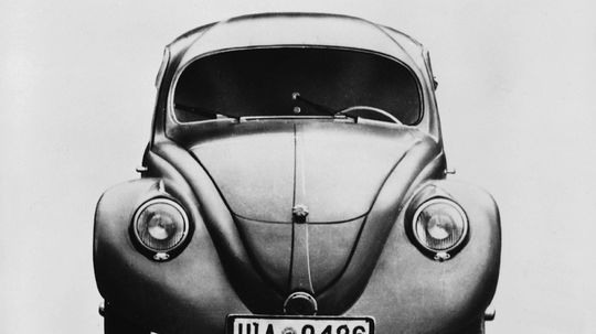 VW Chrobák: Ľudová legenda má 80 rokov. Stál za ňou Hitler - Magazín ...