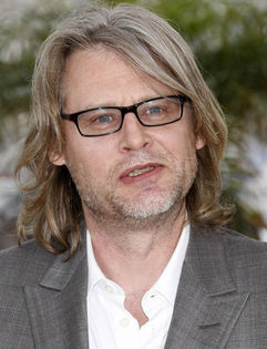 Kráska Heathcote sa zasnúbila. Jej vyvolený je o 20 rokov starší ...