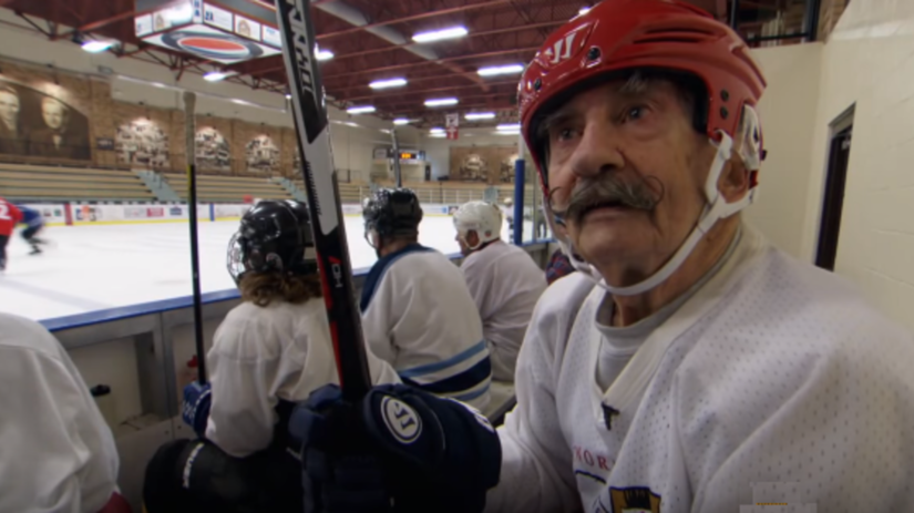 Ľady brázdi hokejový Matuzalem. Zbraňou 96-ročného strelca sú fúzy ...