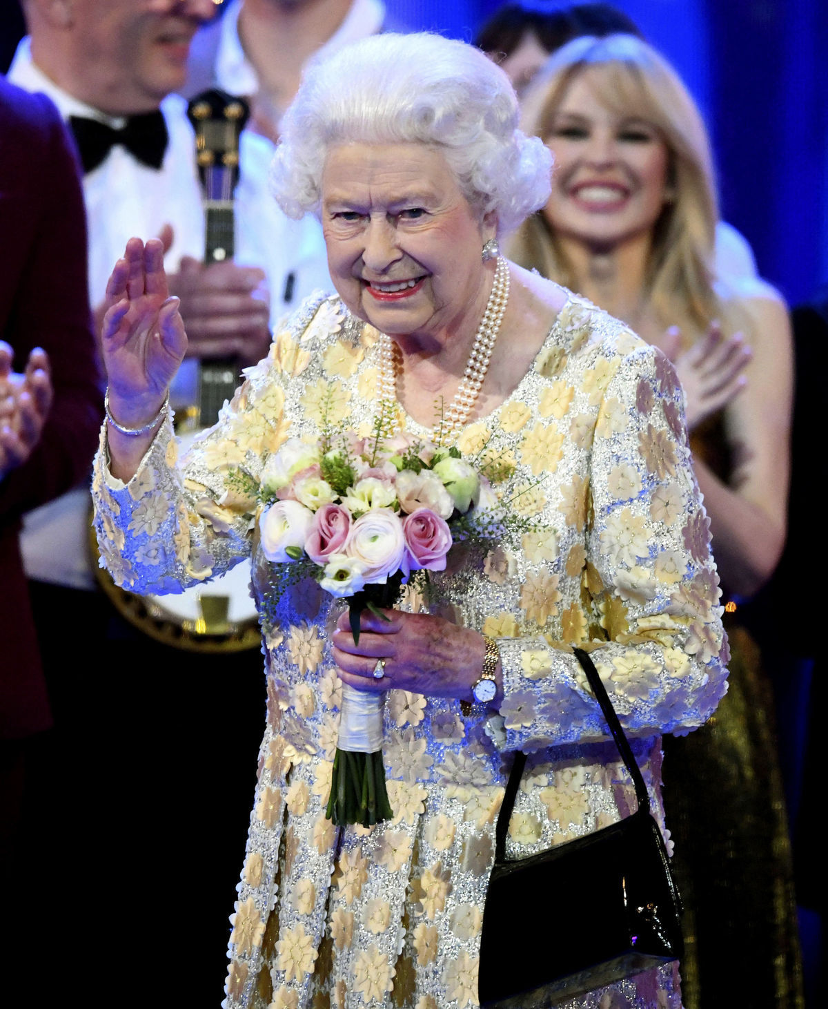 Alžbeta II. oslávila narodeniny na koncerte. Spievali jej samé hviezdy ...