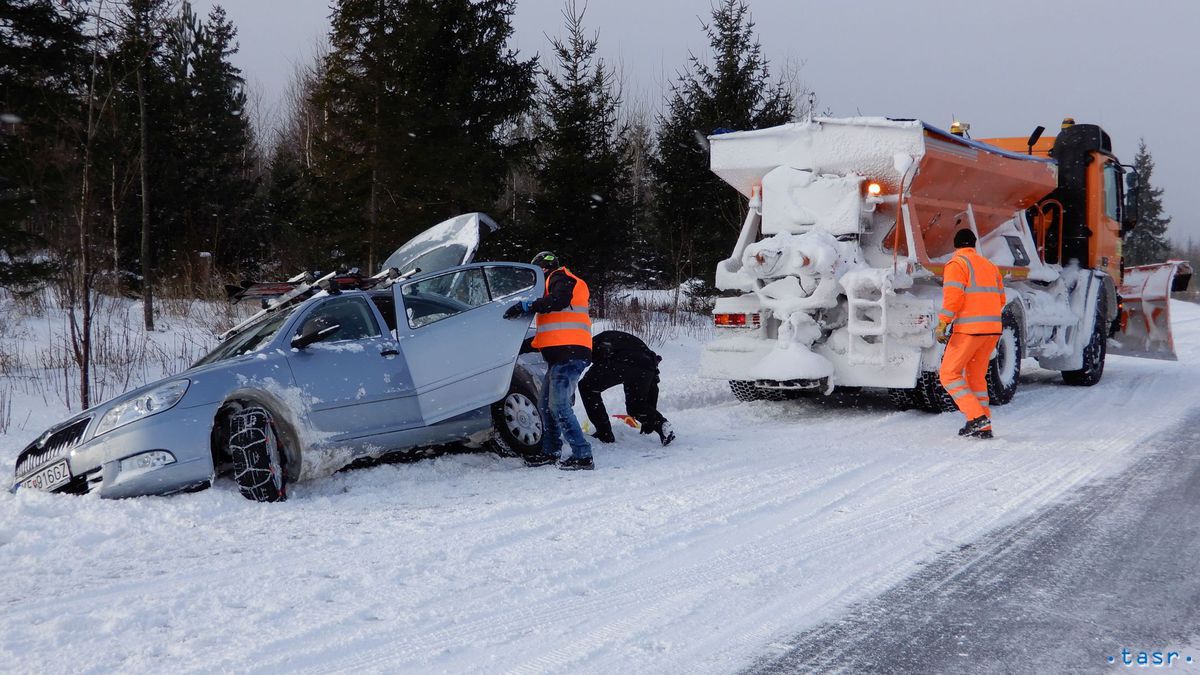 Mimoriadnu situáciu hlási 17 obcí na severe, Sliezsky dom v Tatrách ...