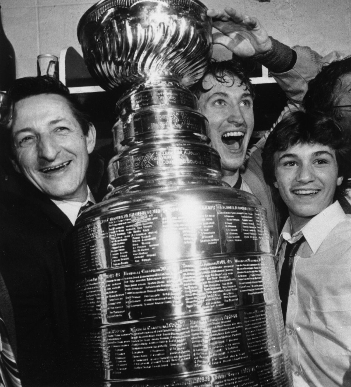 Synovi urobil v záhrade vlastné klzisko. Zomrel Walter Gretzky - NHL ...
