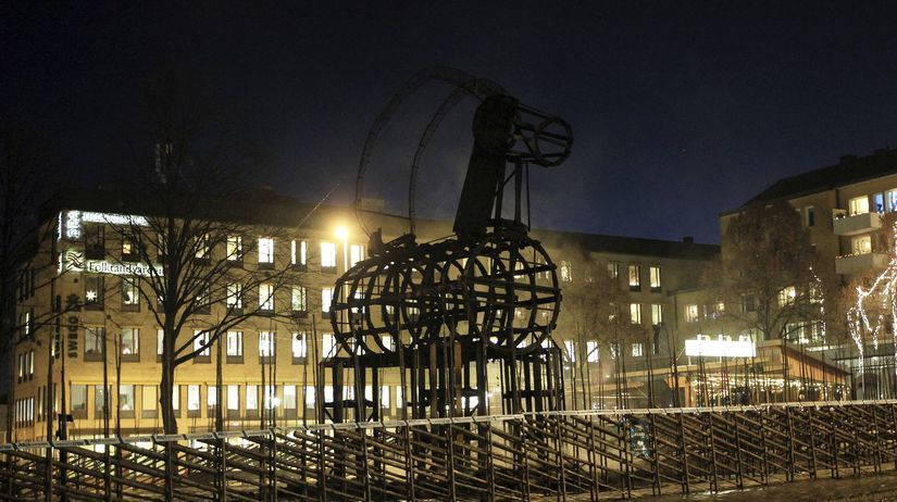 Vo Švédsku ľahol popolom symbol Vianoc - obrovská slamená koza - Svet ...