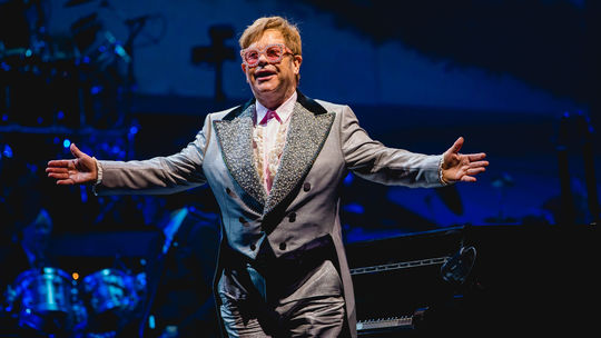 Legenda sa lúči, Elton John oslavuje 75 rokov. Ktoré jeho hity máte ...