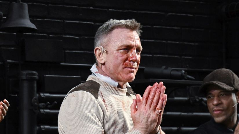 Bondovi dal zbohom a teraz... skrvavený Craig sa s úsmevom klania ...