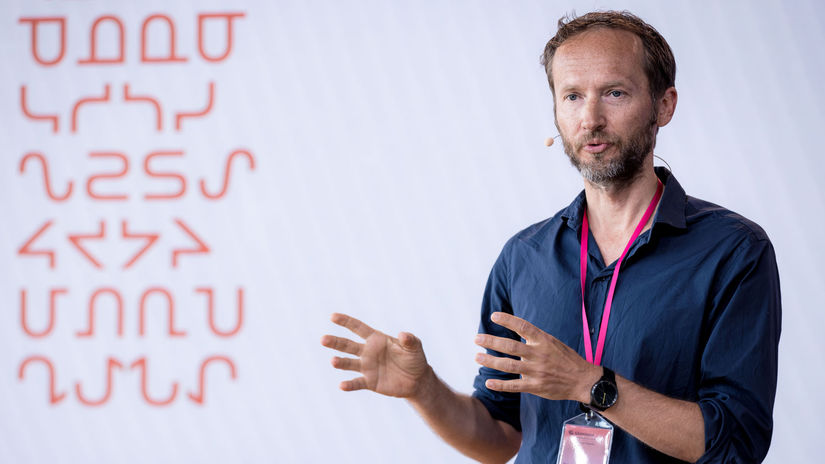 V Bratislave mu zhorel byt, tak šiel do sveta. Ocenila ho kráľovská ...