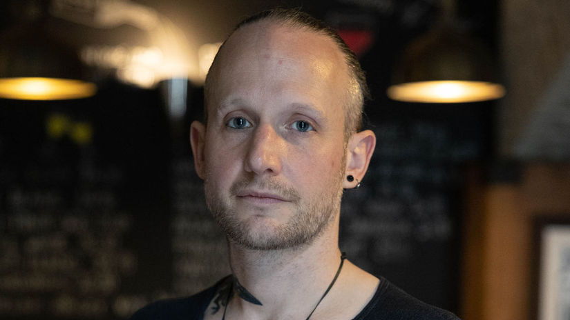 Rodinný masaker v populárnom podcaste? Britský spisovateľ temných ...