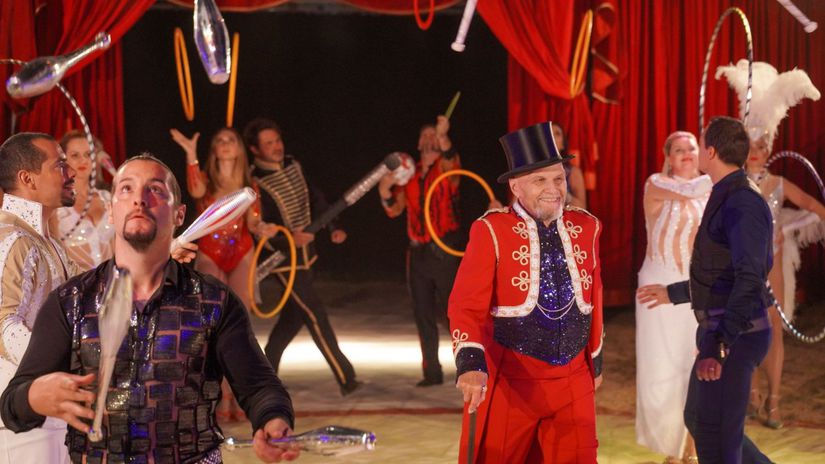 Recenzia: Jan Přeučil zachraňuje cirkus, Hana Gregorová číta z kariet ...