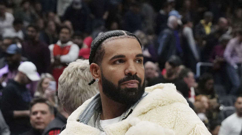 Drake v kabáte s macíkmi ovládol zápas NBA a potom... čmajzla mu ho ...