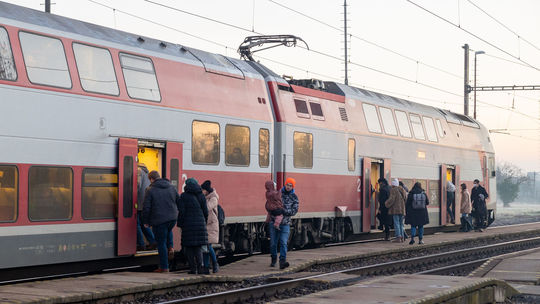 Za lístok na vlak si ľudia v pokladni priplatia - Peniaze - Užitočná pravda - Pravda