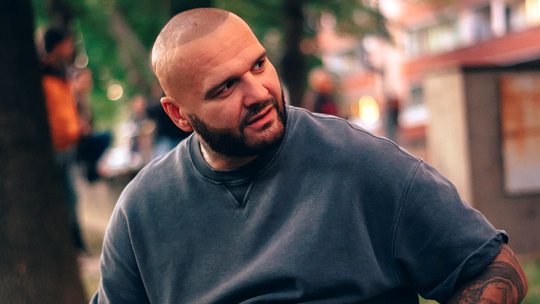 Pieseň k novej čiernej komédii Invalid naspievali Rytmus a Kmeťoband ...