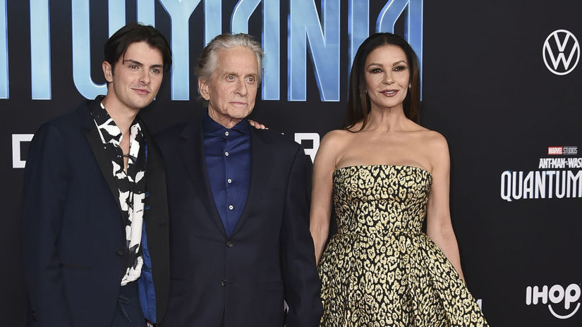 Nečudo, že si svoju manželku tak pevne drží, je nádherná! Michael ...