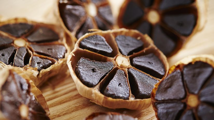 Čierny cesnak je ako čierne zlato. Nezapácha, nezaťažuje, zatieni aj ...