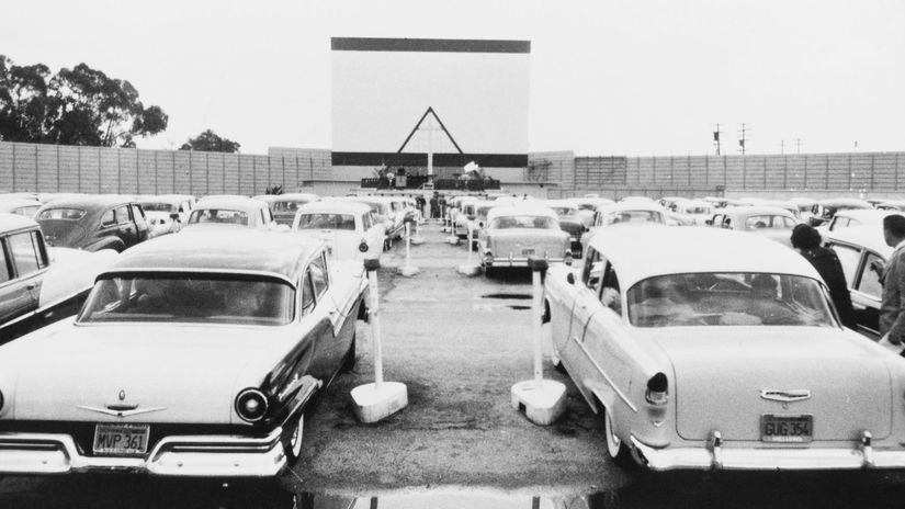 V kine sa dá sedieť za volantom už 90 rokov. Drive-in si obľúbili najmä ...