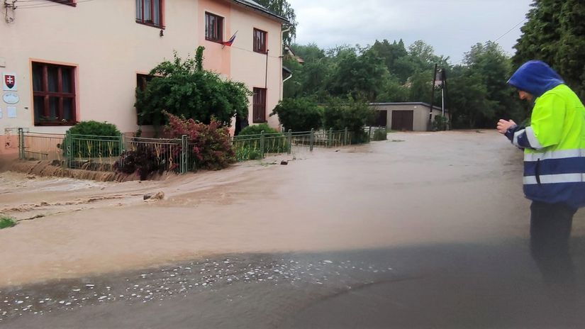 Voda sa rútila celou dedinou od skorého rána. Ľudia ratovali, čo sa ...