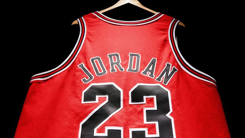 Jordanov dres, šaty Marilyn Monroe či sako Karla Gotta. Predmety ...