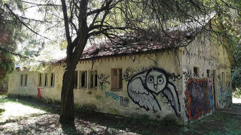 Budovy ako z hororu. Bývalá liečebňa chátra, rádioaktívne jazierko sa zafarbilo na bielo ...