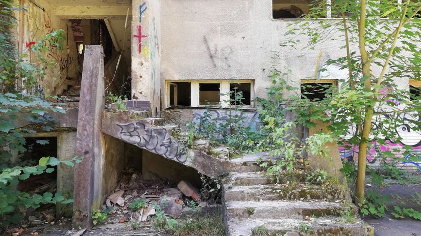 Budovy ako z hororu. Bývalá liečebňa chátra, rádioaktívne jazierko sa zafarbilo na bielo ...