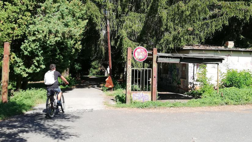 Budovy ako z hororu. Bývalá liečebňa chátra, rádioaktívne jazierko sa zafarbilo na bielo ...