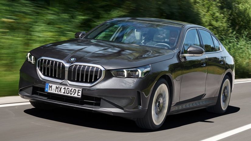 BMW 5: Mníchov predstavuje dva plug-in hybridy. Silnejší dá stovku za 4 ...