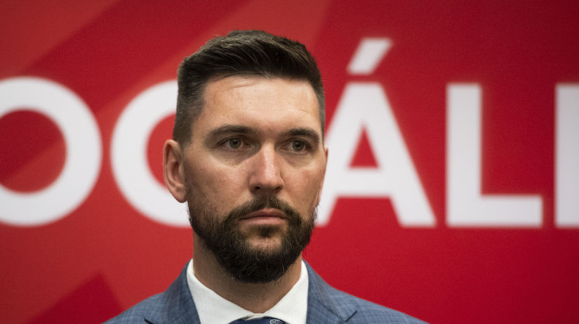 Mladý smerák, ktorý si spravil kariéru na Matovičovi a Hegerovi. Kto je ...