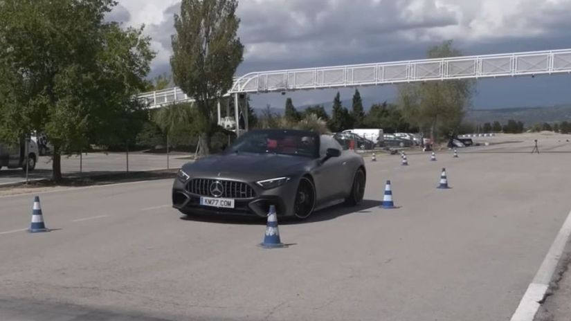Km77: Mercedes-AMG SL 63 zvládol losí test. V slalome ho však ‘vyprášil ...