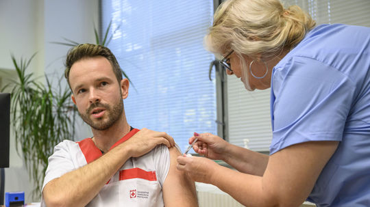 Očkovanie proti chrípke má význam aj pre mladých a zdravých ľudí, radí ...