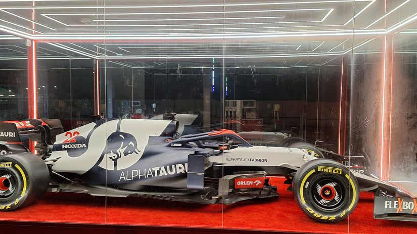 Monopost F1 vystavili na Slovensku. Tím Scuderia AlphaTauri ho ...