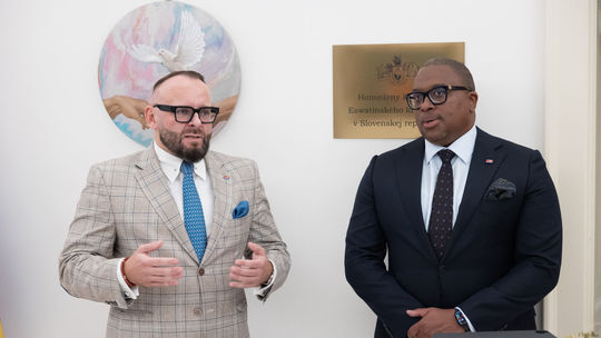 Onkológ Jozef Dolinský o vernisáži umeleckých diel na konzuláte ...