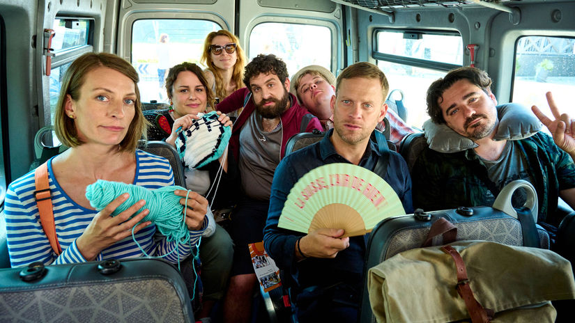 Recenzia: Korporátne peklo očami česko-slovenskej komédie. Aký je film Jedeme na teambuilding ...