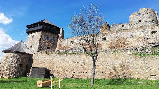 Kuriozita vo Fiľakove. S príchodom jari z hradu v centre mesta padajú ...
