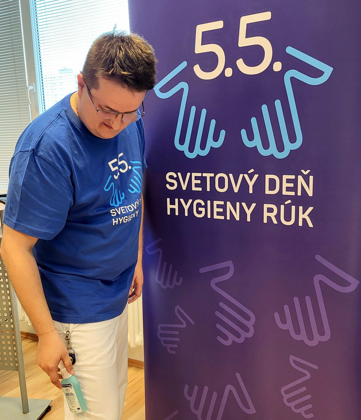 Zdravotná sestra by nemala mať gélové nechty ani nosiť prstene ...