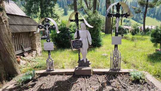 Fantáziu hutníckych majstrov nájdete na náhrobníkoch. Unikátny cintorín ...